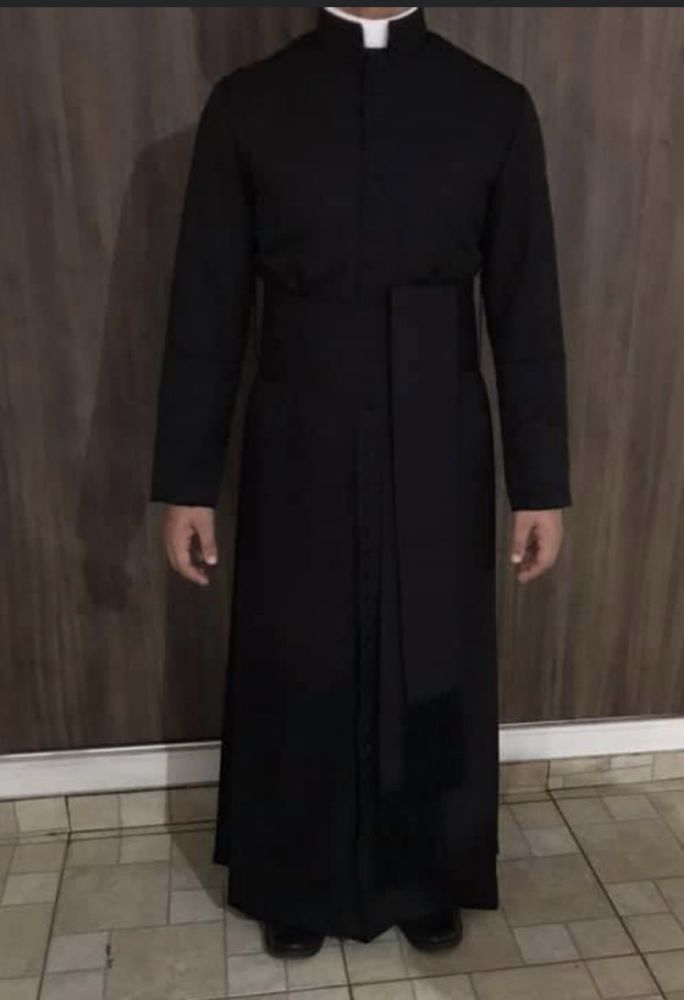 Vaneli Confecções Litúrgicas - Batina Preta Com Faixa e Amito