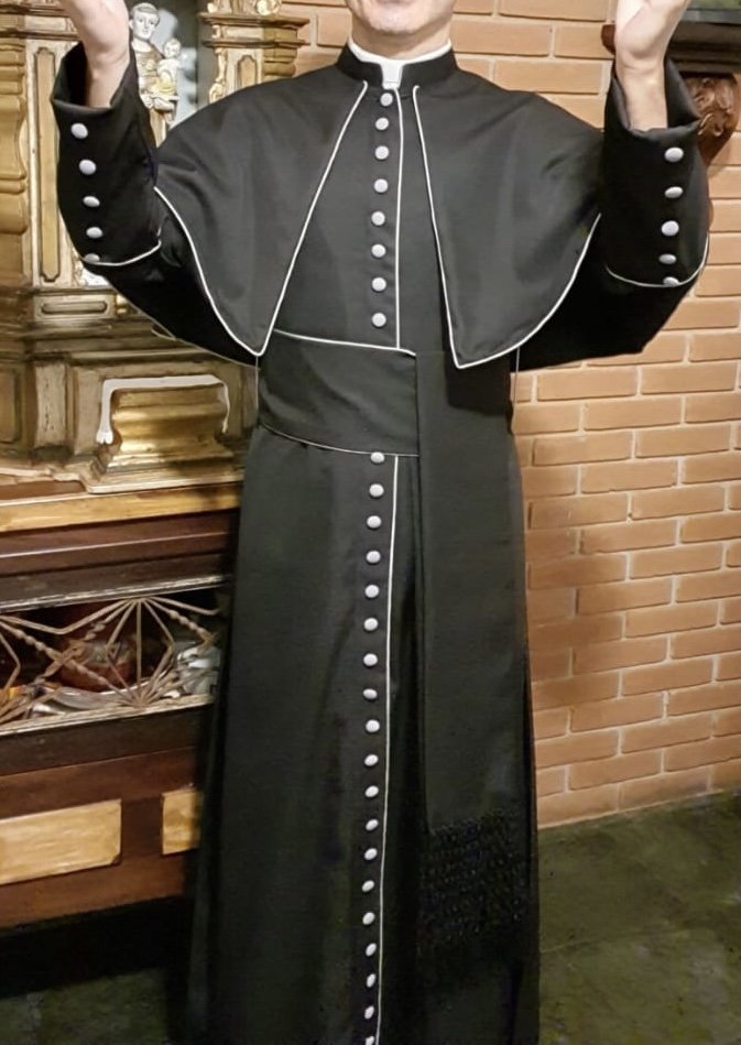 Vaneli Confecções Litúrgicas - Batina Com Faixa Peregrine e Amito